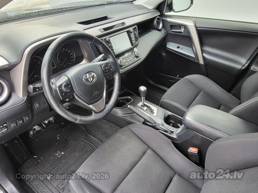 Black Toyota RAV4 2018 in Tallinn, with an engine capacity of 1.99 L and mileage of 127 thousand km for 17995 €, photo 11 on AUTOMOTO.COM.LV