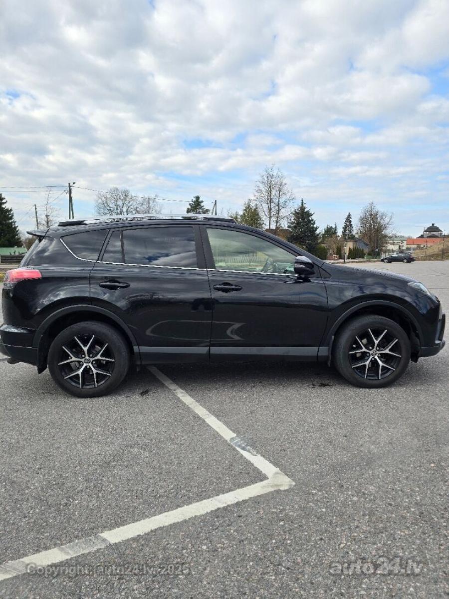 Black Toyota RAV4 2018 in Tallinn, with an engine capacity of 2.00 L and mileage of 167 thousand km for 19499 €, photo 5 on AUTOMOTO.COM.LV