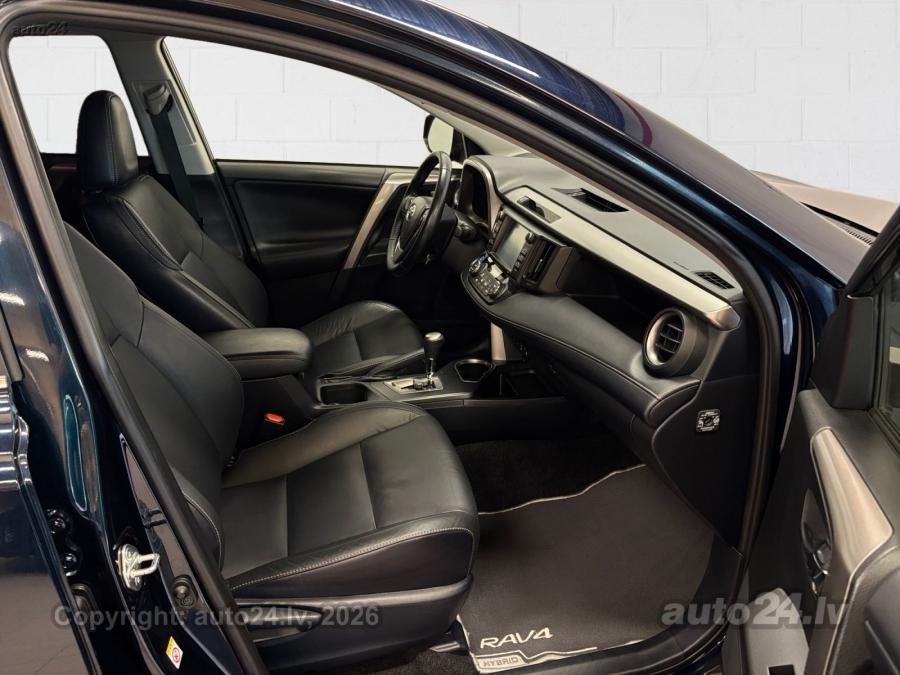 Black Toyota RAV4 2018 in Tartu, with an engine capacity of 2.50 L and mileage of 133 thousand km for 18490 €, photo 7 on AUTOMOTO.COM.LV