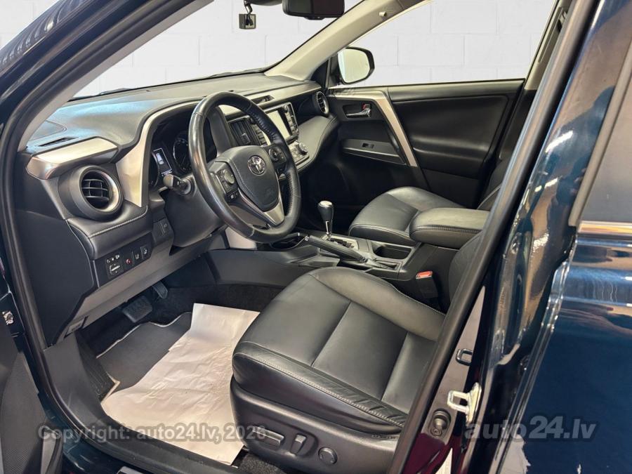 Black Toyota RAV4 2018 in Tartu, with an engine capacity of 2.50 L and mileage of 133 thousand km for 18490 €, photo 12 on AUTOMOTO.COM.LV
