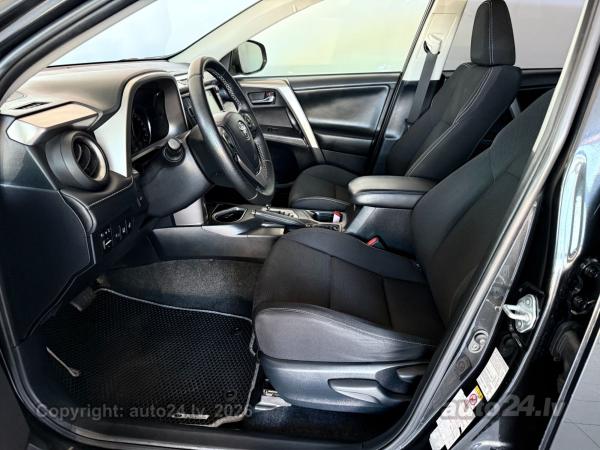 Black Toyota RAV4 2018 in Tallinn, with an engine capacity of 2.50 L and mileage of 104 thousand km for 17990 €, photo 8 on AUTOMOTO.COM.LV