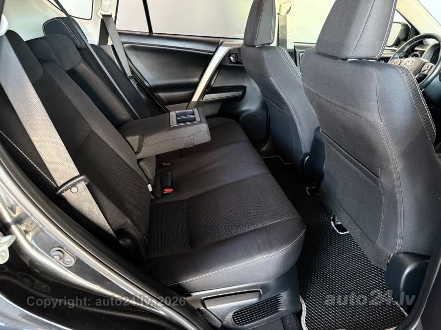 Melns Toyota RAV4 2018 Tallina, ar dzinēja tilpumu 2.50 L un nobraukumu 104 tūkst. km par 17990 €, foto 11 vietnē AUTOMOTO.COM.LV