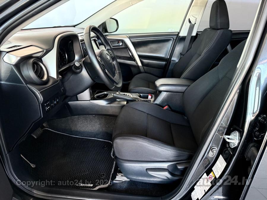 Black Toyota RAV4 2018 in Tallinn, with an engine capacity of 2.50 L and mileage of 104 thousand km for 17990 €, photo 8 on AUTOMOTO.COM.LV