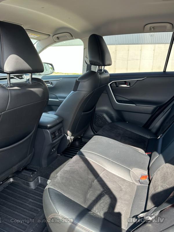 Toyota RAV4 2019 in Rakvere on AUTOMOTO.COM.LV Black Toyota RAV4 2019 in Rakvere, with an engine capacity of 2.00 L and mileage of 106 thousand km for 27900 €, photo 6 on AUTOMOTO.COM.LV