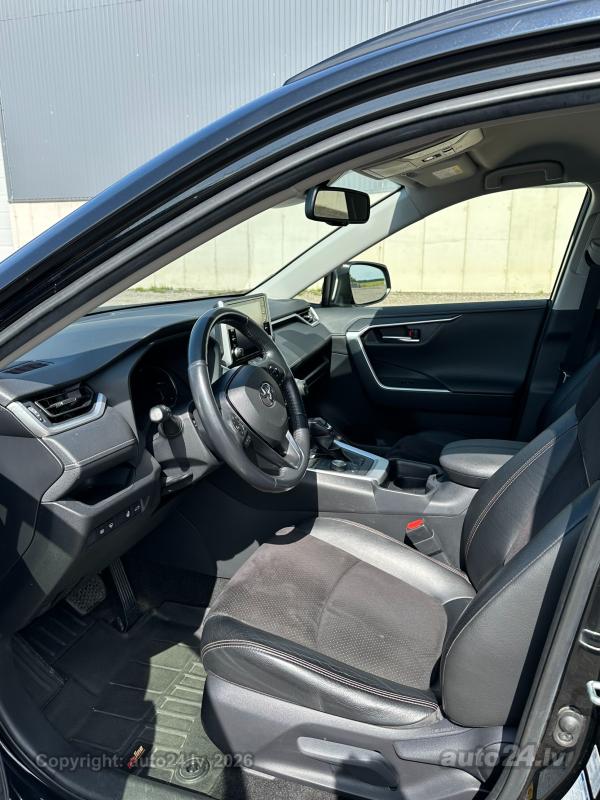 Toyota RAV4 2019 in Rakvere on AUTOMOTO.COM.LV Black Toyota RAV4 2019 in Rakvere, with an engine capacity of 2.00 L and mileage of 106 thousand km for 27900 €, photo 7 on AUTOMOTO.COM.LV