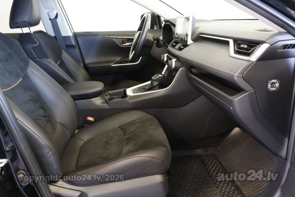 Black Toyota RAV4 2020 in Tallinn, with an engine capacity of 2.49 L and mileage of 43 thousand km for 27200 €, photo 6 on AUTOMOTO.COM.LV