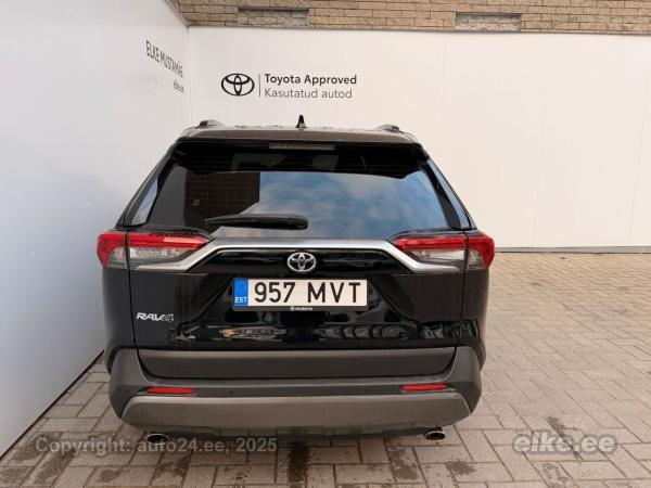 Melns Toyota RAV4 2021 Tallina, ar dzinēja tilpumu 1.99 L un nobraukumu 113 tūkst. km par 21995 €, foto 4 vietnē AUTOMOTO.COM.LV