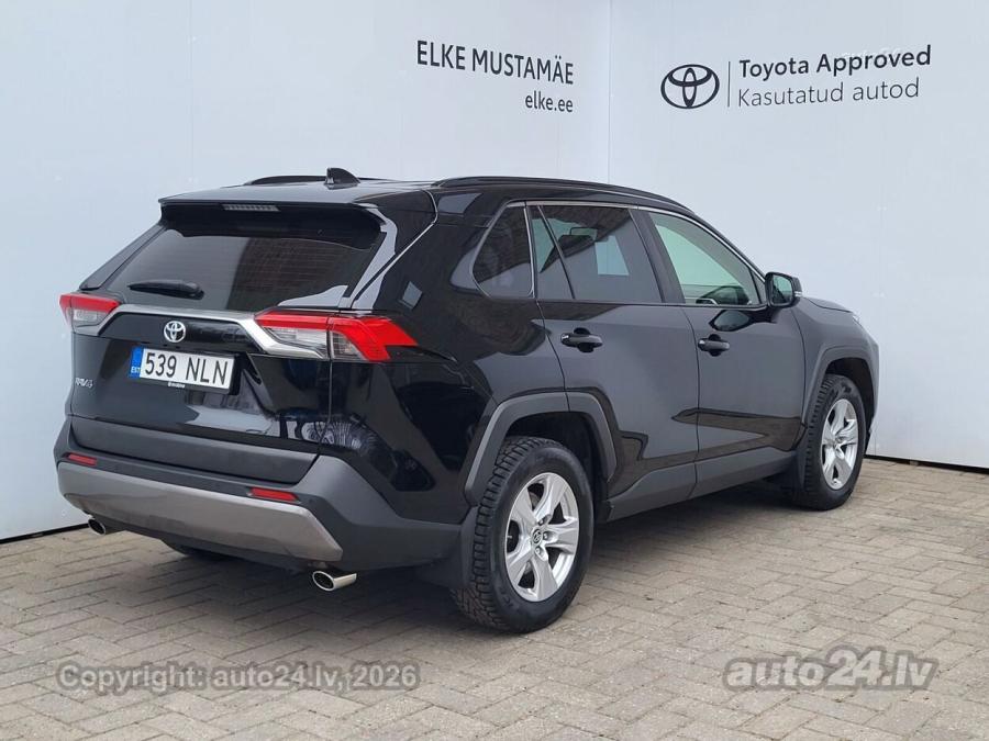 Black Toyota RAV4 2021 in Tallinn, with an engine capacity of 1.99 L and mileage of 133 thousand km for 21795 €, photo 2 on AUTOMOTO.COM.LV