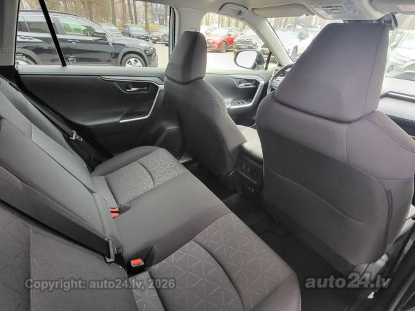 Black Toyota RAV4 2021 in Tallinn, with an engine capacity of 1.99 L and mileage of 133 thousand km for 21795 €, photo 7 on AUTOMOTO.COM.LV