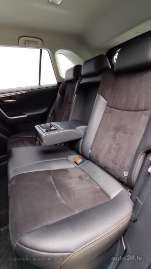 Black Toyota RAV4 2021 in Tallinn, with an engine capacity of 2.49 L and mileage of 119 thousand km for 29995 €, photo 18 on AUTOMOTO.COM.LV