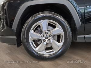 Black Toyota RAV4 2021 in Tallinn, with an engine capacity of 2.00 L and mileage of 99 thousand km for 24990 €, photo 16 on AUTOMOTO.COM.LV