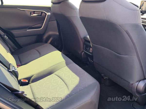 Melns Toyota RAV4 2021 Tallina, ar dzinēja tilpumu 1.99 L un nobraukumu 41 tūkst. km par 25895 €, foto 8 vietnē AUTOMOTO.COM.LV