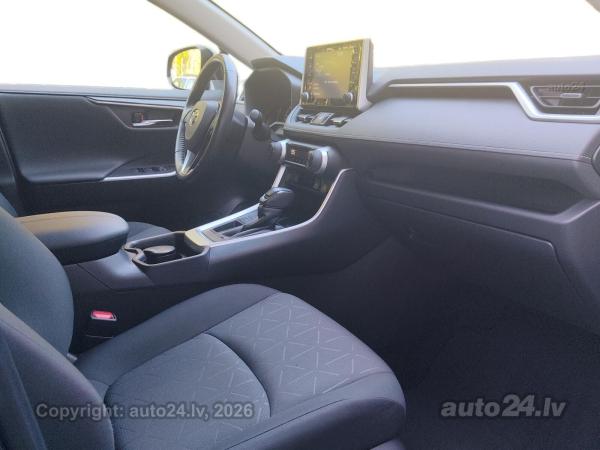 Black Toyota RAV4 2021 in Tallinn, with an engine capacity of 1.99 L and mileage of 54 thousand km for 25495 €, photo 7 on AUTOMOTO.COM.LV