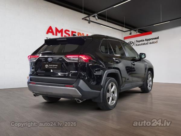 Melns Toyota RAV4 2021 Tallina, ar dzinēja tilpumu 2.50 L un nobraukumu 110 tūkst. km par 28490 €, foto 3 vietnē AUTOMOTO.COM.LV