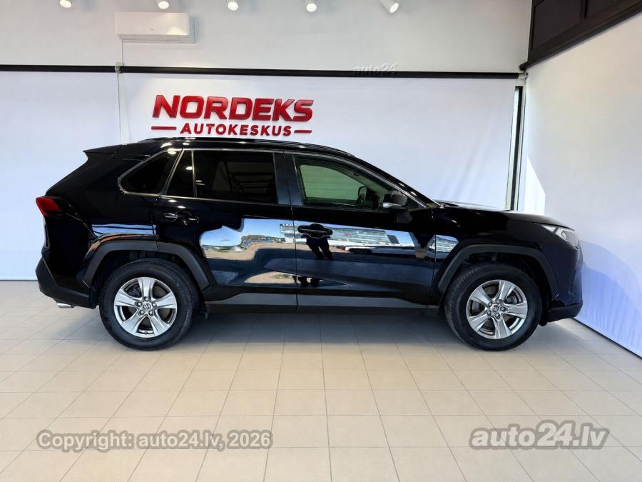 Black Toyota RAV4 2022 in Tallinn, with an engine capacity of 2.00 L and mileage of 86 thousand km for 24990 €, photo 5 on AUTOMOTO.COM.LV