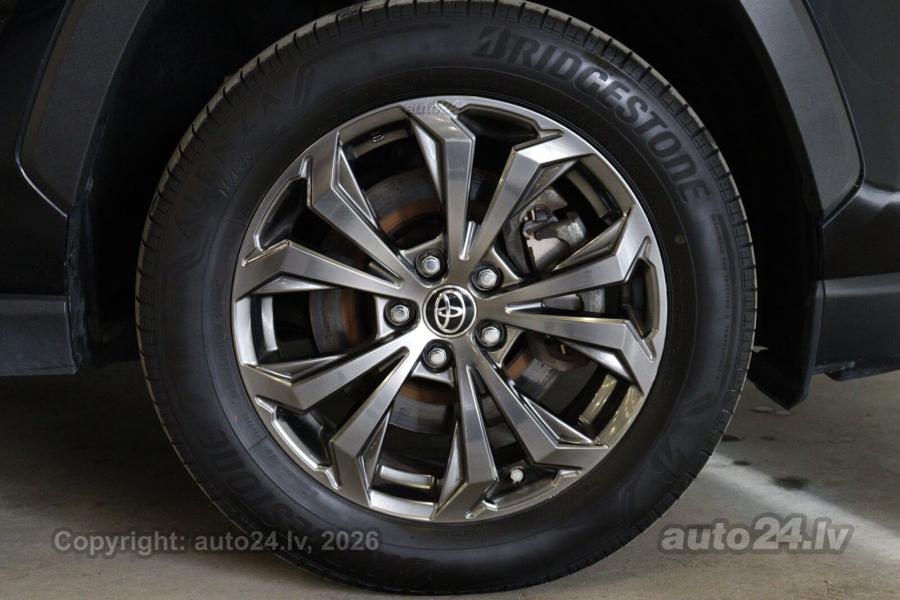 Black Toyota RAV4 2022 in Tallinn, with an engine capacity of 2.49 L and mileage of 57 thousand km for 29990 €, photo 16 on AUTOMOTO.COM.LV