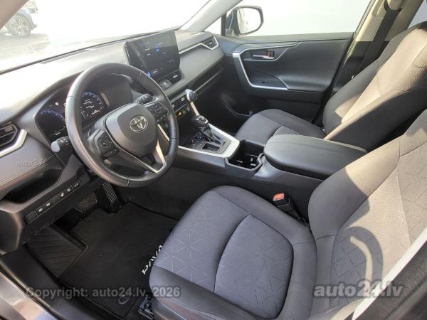 Black Toyota RAV4 2023 in Tallinn, with an engine capacity of 1.99 L and mileage of 50 thousand km for 28995 €, photo 11 on AUTOMOTO.COM.LV