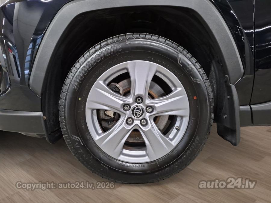 Melns Toyota RAV4 2023 Tallina, ar dzinēja tilpumu 2.00 L un nobraukumu 25 tūkst. km par 30990 €, foto 16 vietnē AUTOMOTO.COM.LV