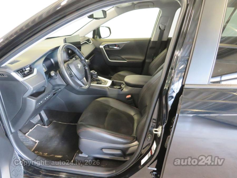 Melns Toyota RAV4 2024 Tallina, ar dzinēja tilpumu 2.49 L un nobraukumu 68 tūkst. km par 36990 €, foto 5 vietnē AUTOMOTO.COM.LV
