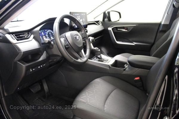 Melns Toyota RAV4 2025 Viljandi, ar dzinēja tilpumu 2.50 L un nobraukumu 10 tūkst. km par 39490 €, foto 11 vietnē AUTOMOTO.COM.LV