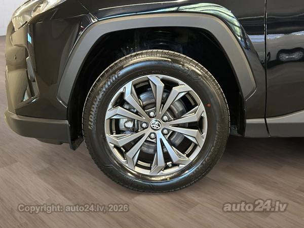 Melns Toyota RAV4 2025 Tallina, ar dzinēja tilpumu 2.50 L un nobraukumu 47 tūkst. km par 37990 €, foto 6 vietnē AUTOMOTO.COM.LV