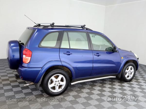 Toyota RAV4 2001 Tallina vietnē Zils Toyota RAV4 2001 Tallina, ar dzinēja tilpumu 2.00 L un nobraukumu 334 tūkst. km par 1999 €, foto 4 vietnē AUTOMOTO.COM.LV