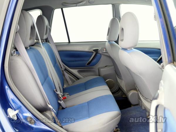 Toyota RAV4 2001 Tallina vietnē Zils Toyota RAV4 2001 Tallina, ar dzinēja tilpumu 2.00 L un nobraukumu 334 tūkst. km par 1999 €, foto 8 vietnē AUTOMOTO.COM.LV