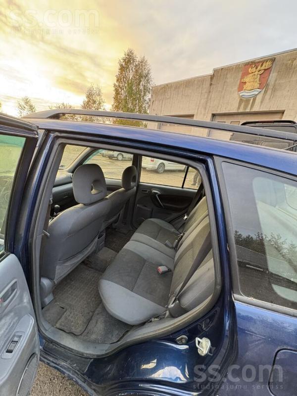 Blue Toyota RAV4 2002 in Jelgava, with an engine capacity of 2.00 L and mileage of 350 thousand km for 2300 €, photo 5 on AUTOMOTO.COM.LV
