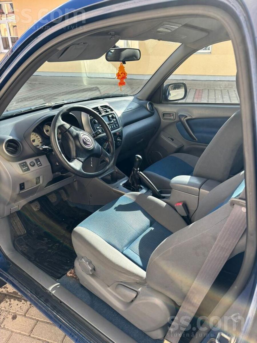 Blue Toyota RAV4 2002 in Kuldiga, with an engine capacity of 2.00 L and mileage of 120 thousand km for 2450 €, photo 3 on AUTOMOTO.COM.LV