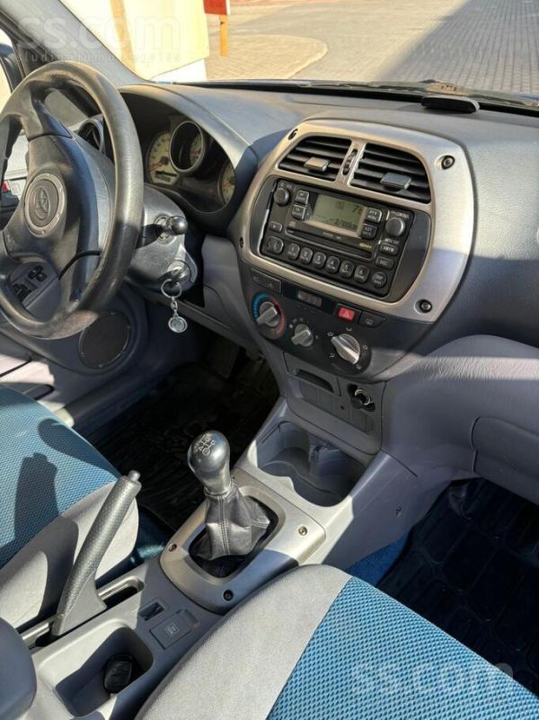 Blue Toyota RAV4 2002 in Kuldiga, with an engine capacity of 2.00 L and mileage of 120 thousand km for 2450 €, photo 5 on AUTOMOTO.COM.LV