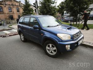 Zils Toyota RAV4 2003 Rīga, ar dzinēja tilpumu 2.00 L un nobraukumu 290 tūkst. km par 600 €, foto  vietnē AUTOMOTO.COM.LV