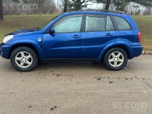 Blue Toyota RAV4 2003 in Balvi, with an engine capacity of 2.00 L and mileage of 267 thousand km for 1850 €, photo 3 on AUTOMOTO.COM.LV