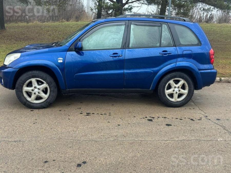 Blue Toyota RAV4 2003 in Balvi, with an engine capacity of 2.00 L and mileage of 267 thousand km for 1850 €, photo 3 on AUTOMOTO.COM.LV