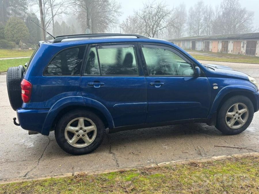 Blue Toyota RAV4 2003 in Balvi, with an engine capacity of 2.00 L and mileage of 267 thousand km for 1850 €, photo 4 on AUTOMOTO.COM.LV