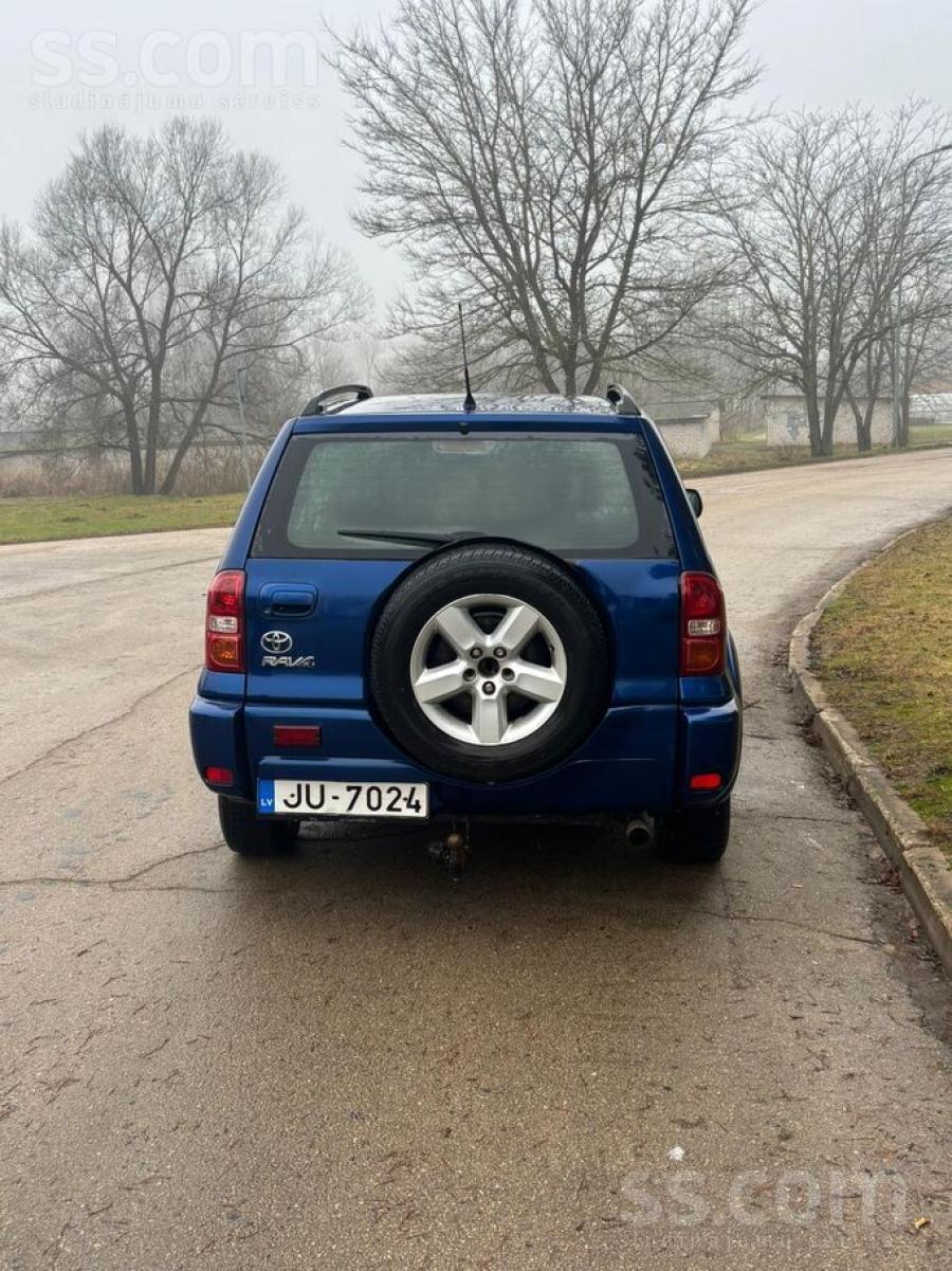 Blue Toyota RAV4 2003 in Balvi, with an engine capacity of 2.00 L and mileage of 267 thousand km for 1850 €, photo 5 on AUTOMOTO.COM.LV