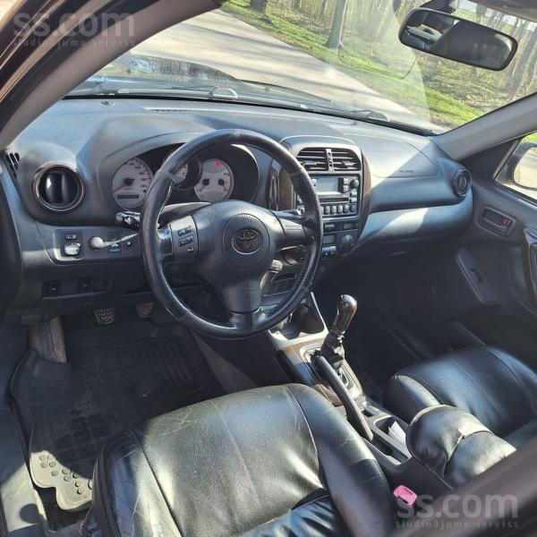Zils Toyota RAV4 2004 Rīga, ar dzinēja tilpumu 2.00 L un nobraukumu 276 tūkst. km par 2250 €, foto 3 vietnē AUTOMOTO.COM.LV