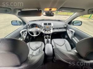 Zils Toyota RAV4 2006 Rīga, ar dzinēja tilpumu 2.20 L un nobraukumu 278 tūkst. km par 4495 €, foto 4 vietnē AUTOMOTO.COM.LV