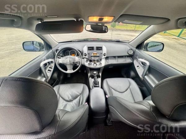 Blue Toyota RAV4 2006 in Riga, with an engine capacity of 2.20 L and mileage of 278 thousand km for 4495 €, photo 3 on AUTOMOTO.COM.LV