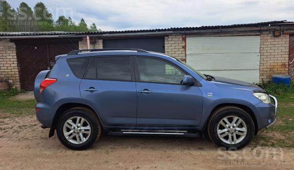 Blue Toyota RAV4 2006 in Aizkraukle, with an engine capacity of 2.20 L and mileage of 322 thousand km for 4000 €, photo 4 on AUTOMOTO.COM.LV