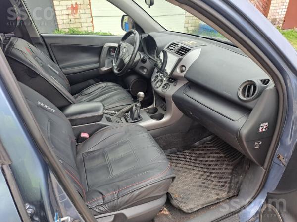 Blue Toyota RAV4 2006 in Aizkraukle, with an engine capacity of 2.20 L and mileage of 322 thousand km for 4000 €, photo 10 on AUTOMOTO.COM.LV
