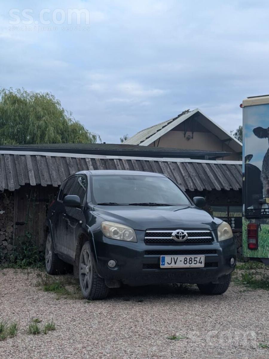 Blue Toyota RAV4 2006 in Jelgava, with an engine capacity of 2.20 L and mileage of 260 thousand km for 1200 €, photo 1 on AUTOMOTO.COM.LV