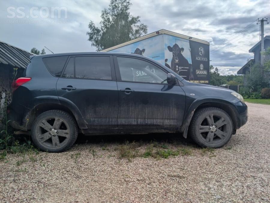 Blue Toyota RAV4 2006 in Jelgava, with an engine capacity of 2.20 L and mileage of 260 thousand km for 1200 €, photo 3 on AUTOMOTO.COM.LV