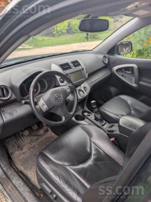 Blue Toyota RAV4 2006 in Jelgava, with an engine capacity of 2.20 L and mileage of 260 thousand km for 1200 €, photo 4 on AUTOMOTO.COM.LV