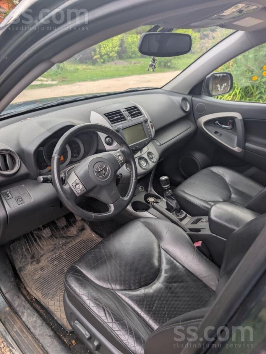 Blue Toyota RAV4 2006 in Jelgava, with an engine capacity of 2.20 L and mileage of 260 thousand km for 1200 €, photo 4 on AUTOMOTO.COM.LV