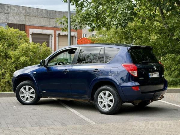 Zils Toyota RAV4 2006 Jelgava, ar dzinēja tilpumu 2.20 L un nobraukumu 291 tūkst. km par 3300 €, foto 8 vietnē AUTOMOTO.COM.LV