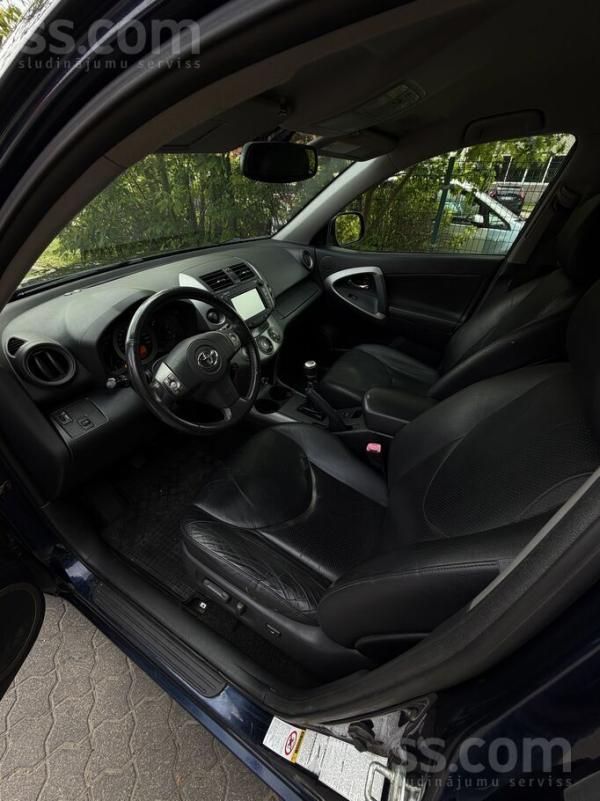 Zils Toyota RAV4 2006 Jelgava, ar dzinēja tilpumu 2.20 L un nobraukumu 291 tūkst. km par 3300 €, foto 9 vietnē AUTOMOTO.COM.LV