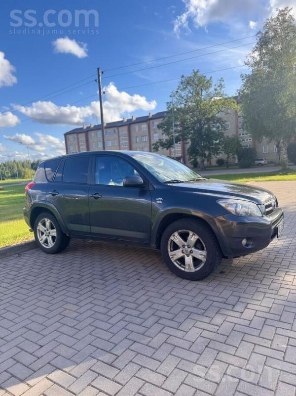Blue Toyota RAV4 2006 in Talsi, with an engine capacity of 2.20 L and mileage of 336 thousand km for 2630 €, photo 1 on AUTOMOTO.COM.LV