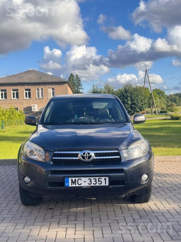 Blue Toyota RAV4 2006 in Talsi, with an engine capacity of 2.20 L and mileage of 336 thousand km for 2630 €, photo 2 on AUTOMOTO.COM.LV