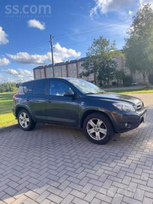 Blue Toyota RAV4 2006 in Talsi, with an engine capacity of 2.20 L and mileage of 336 thousand km for 2630 €, photo 4 on AUTOMOTO.COM.LV
