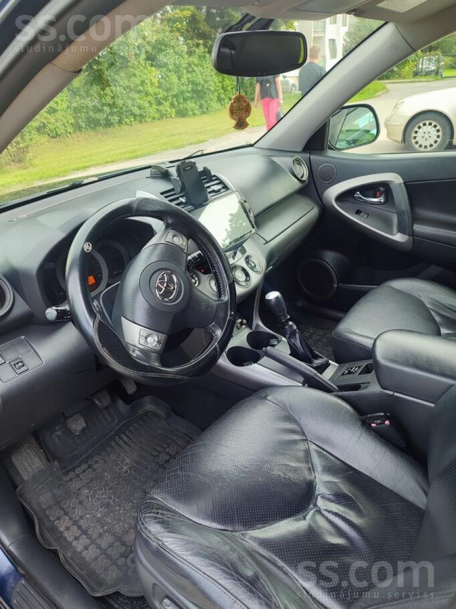 Zils Toyota RAV4 2006 Rīga, ar dzinēja tilpumu 2.20 L un nobraukumu 280 tūkst. km par 3550 €, foto 4 vietnē AUTOMOTO.COM.LV